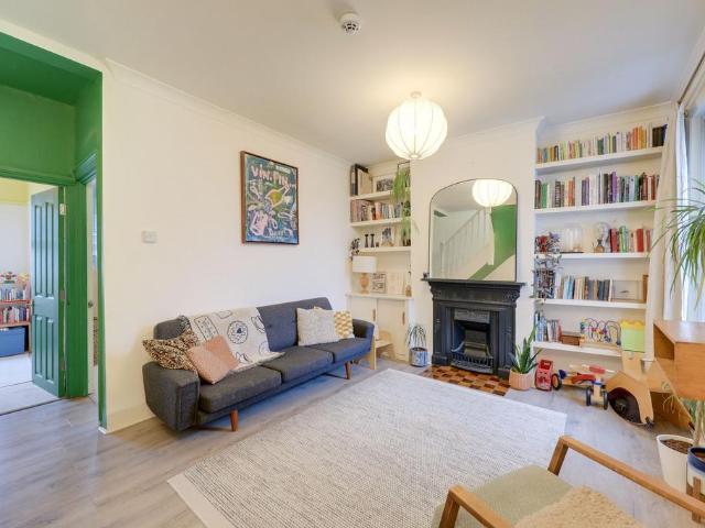 3 bedroom flat for sale