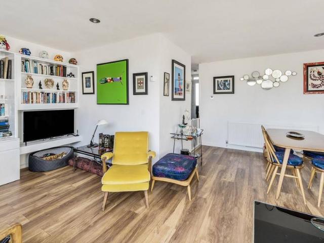 3 bedroom flat for sale