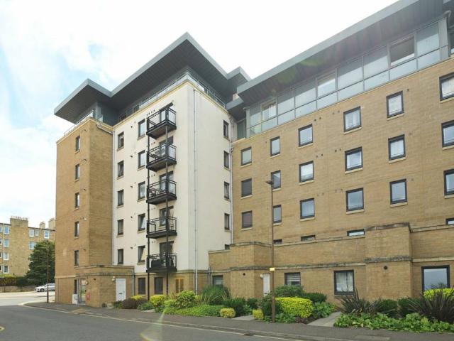 3 bedroom flat for sale