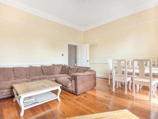 3 bedroom flat for sale