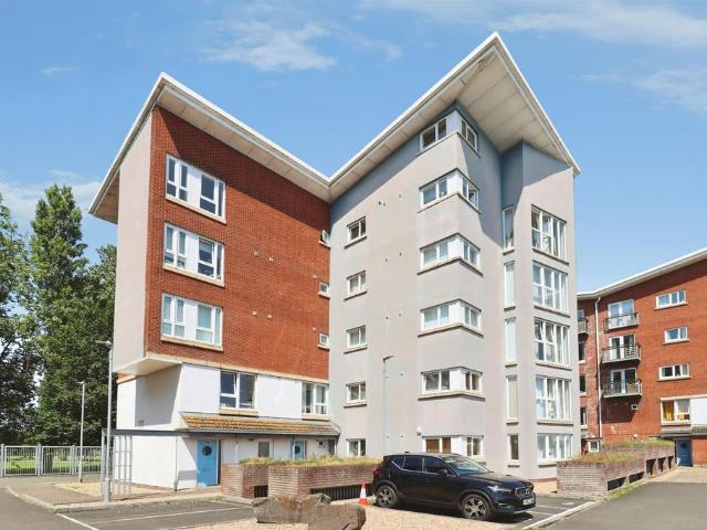 3 bedroom flat for sale