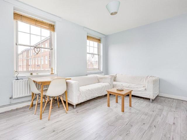 3 bedroom flat for sale
