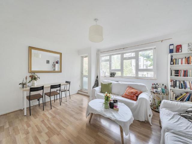 3 bedroom flat for sale