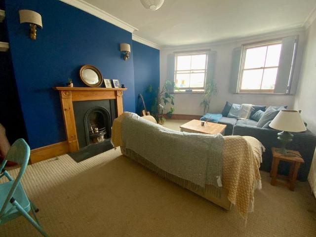 3 bedroom flat for sale