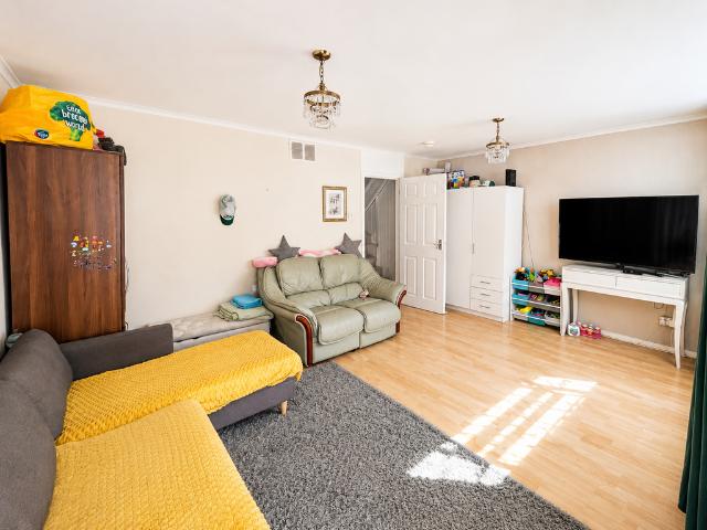 3 bedroom flat for sale