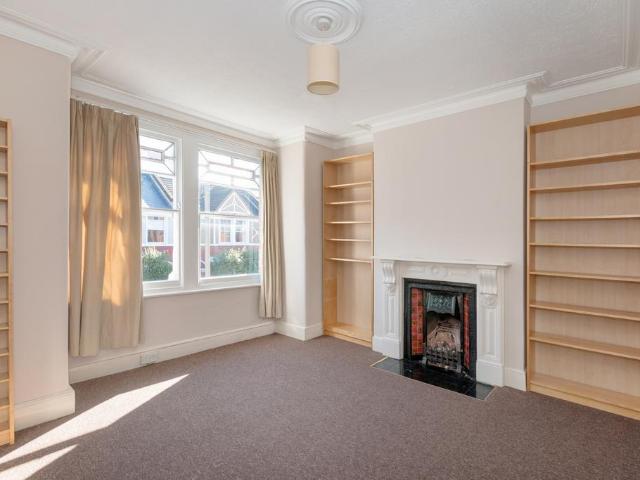 3 bedroom flat for sale