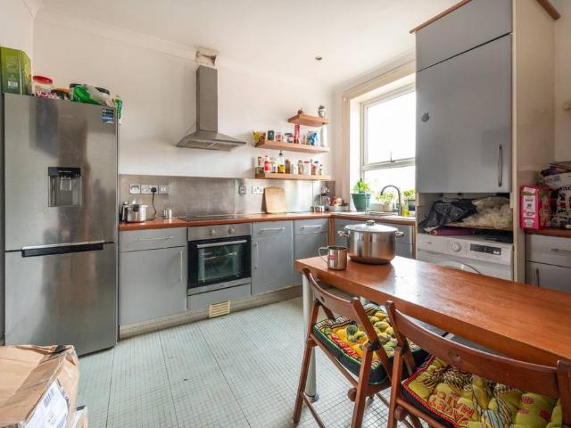 3 bedroom flat for sale