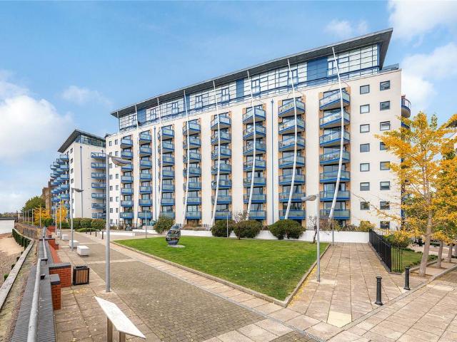 3 bedroom flat for sale