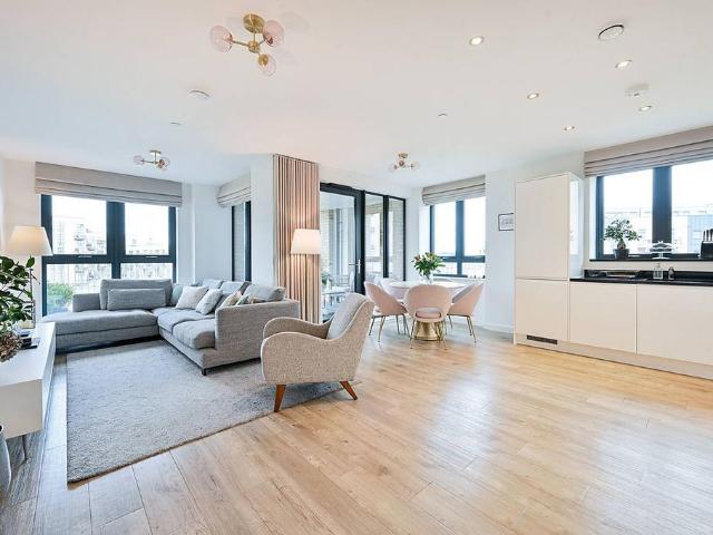 3 bedroom flat for sale