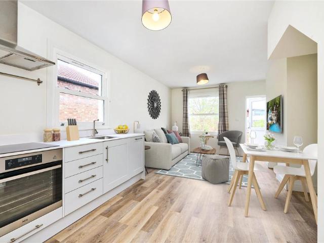 3 bedroom flat for sale