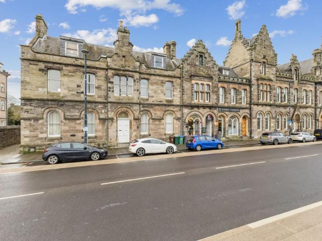 3 bedroom flat for sale