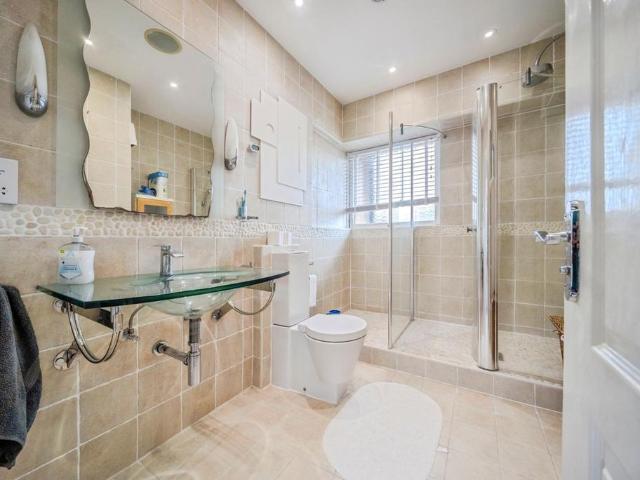 3 bedroom flat for sale