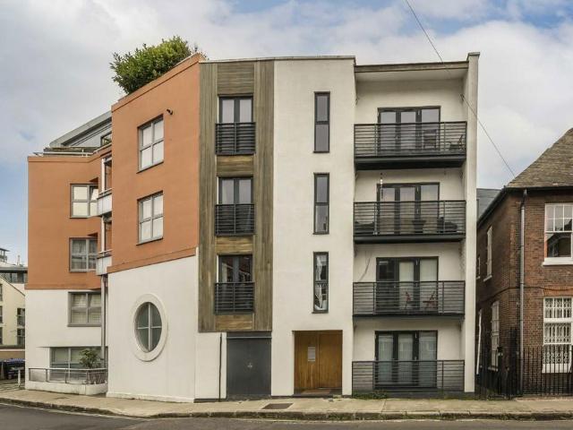 3 bedroom flat for sale