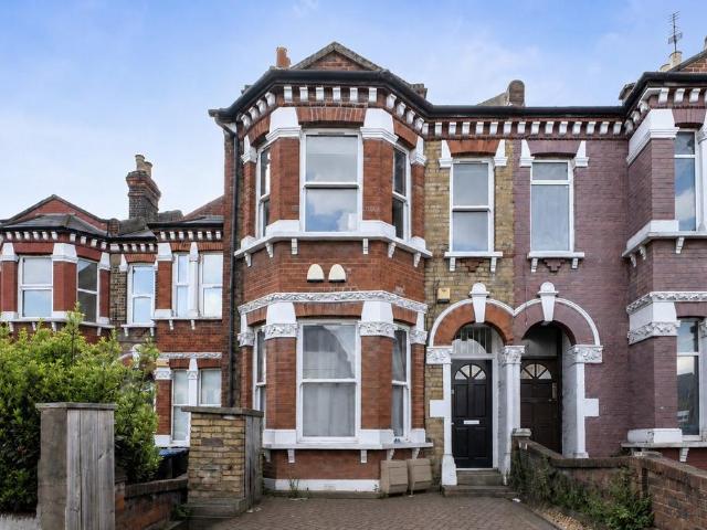 3 bedroom flat for sale