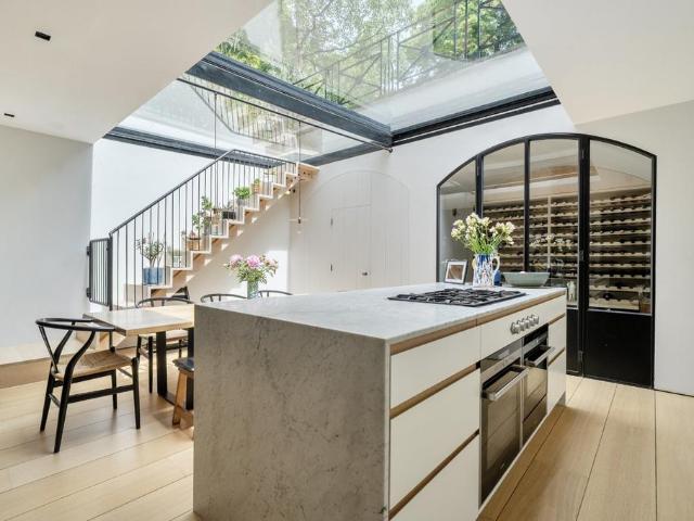 3 bedroom flat for sale