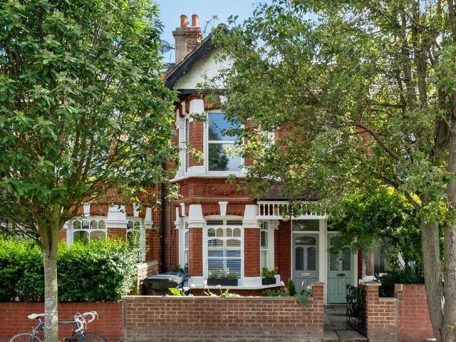 3 bedroom flat for sale