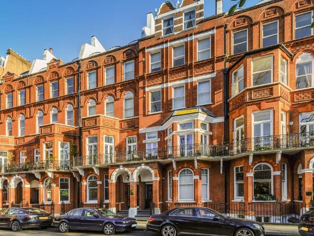 3 bedroom flat for sale