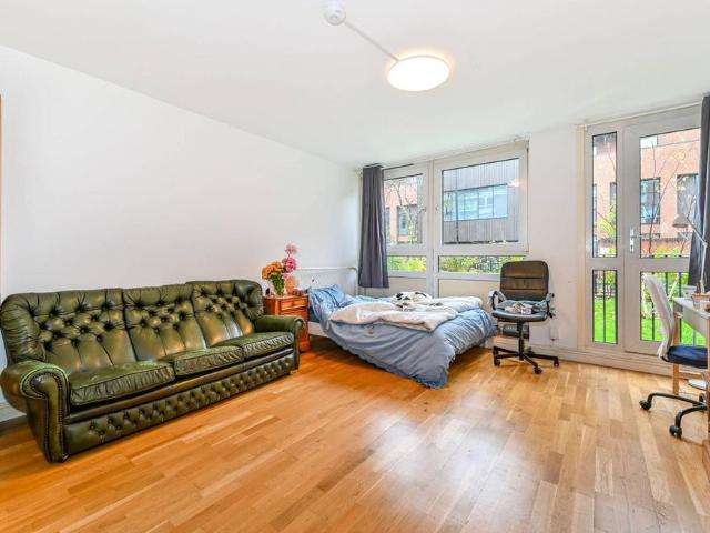 3 bedroom flat for sale