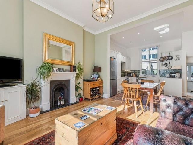 3 bedroom flat for sale