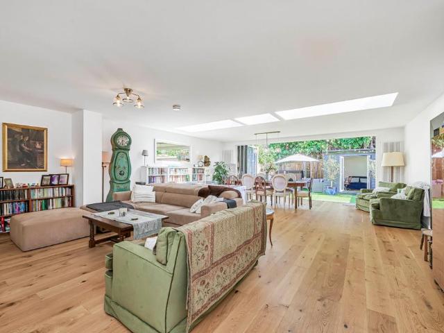 3 bedroom flat for sale