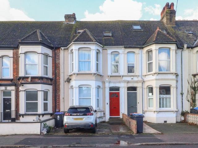 3 bedroom flat for sale