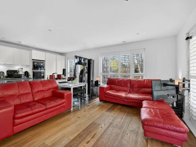 3 bedroom flat for sale