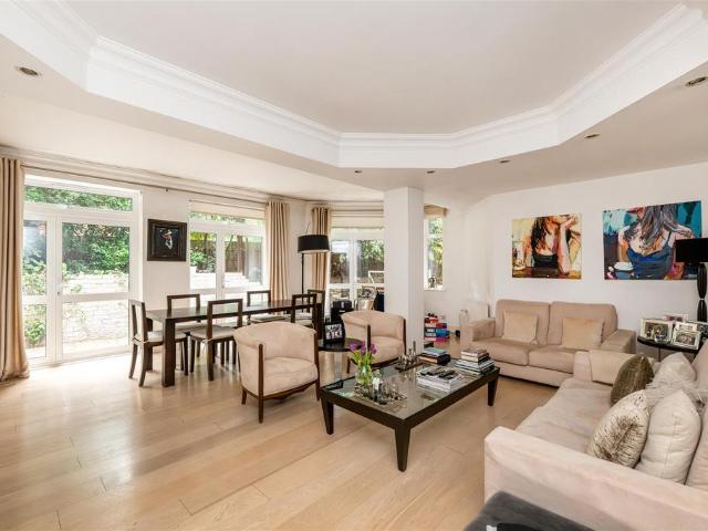 3 bedroom flat for sale