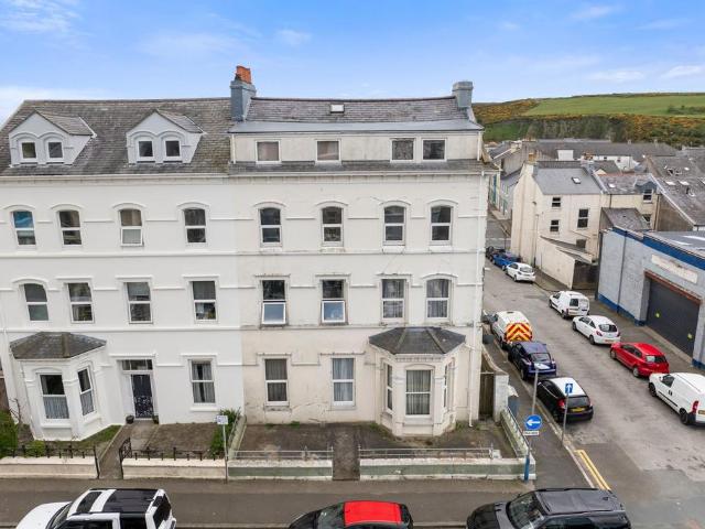 3 bedroom flat for sale