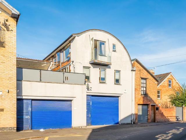 3 bedroom flat for sale