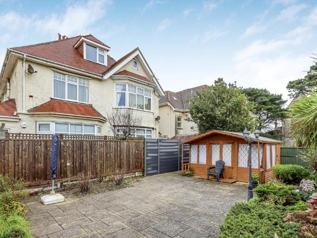 3 bedroom flat for sale