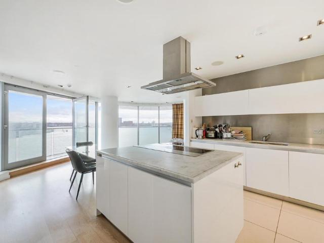 3 bedroom flat for sale