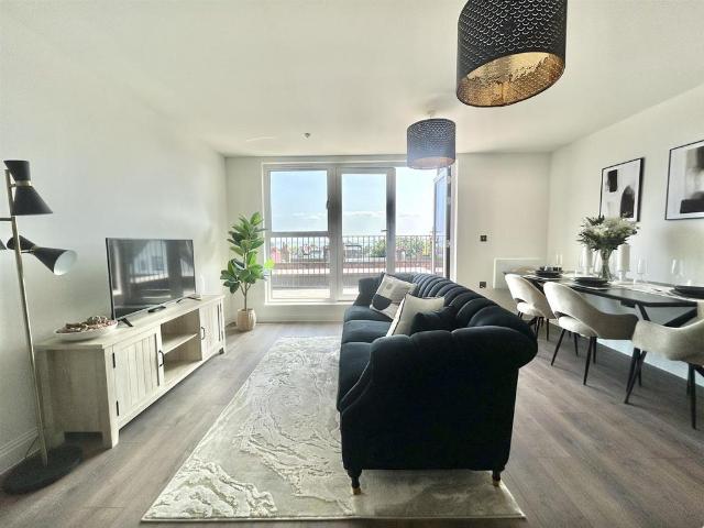 3 bedroom flat for sale