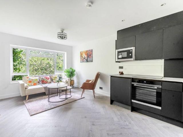 3 bedroom flat for sale