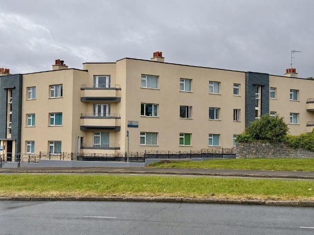 3 bedroom flat for sale