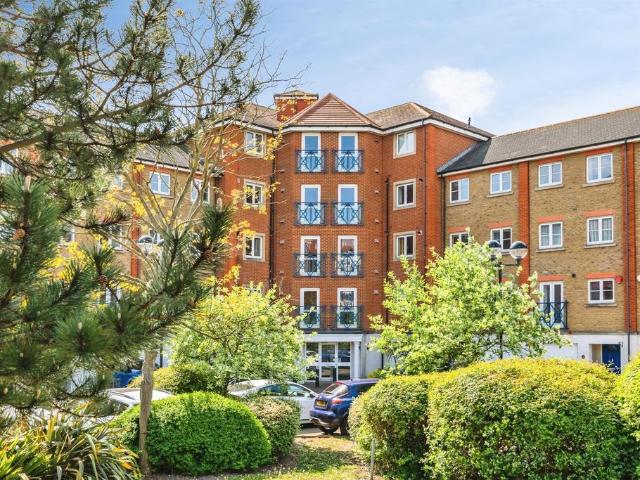 3 bedroom flat for sale