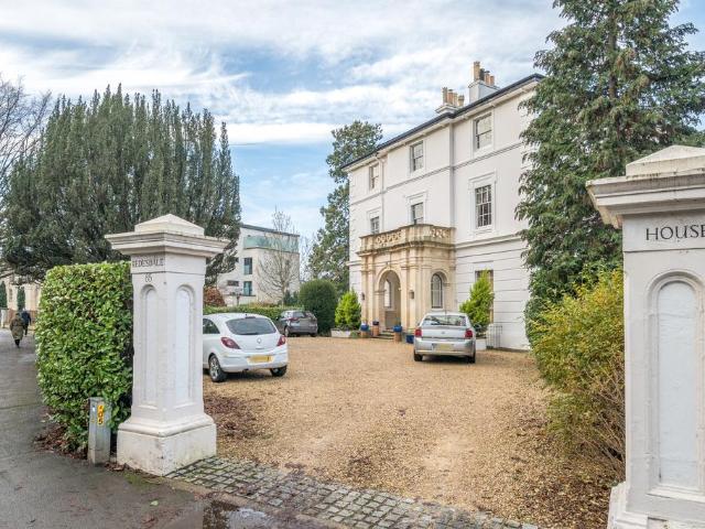 3 bedroom flat for sale