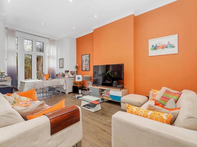 3 bedroom flat for sale