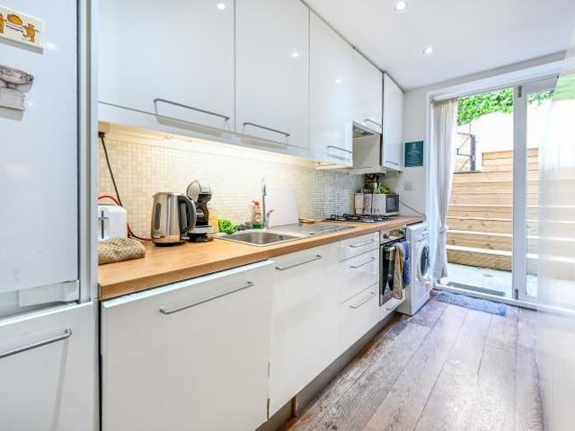 3 bedroom flat for sale