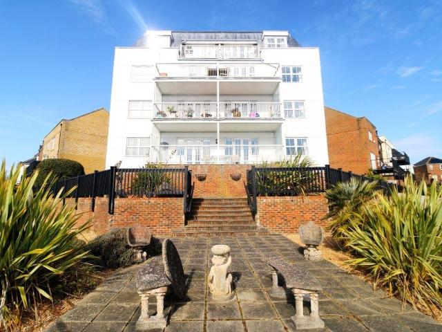 3 bedroom flat for sale