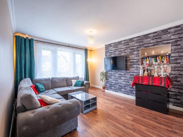 3 bedroom flat for sale