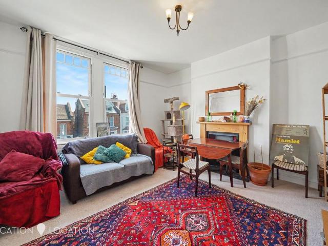 3 bedroom flat for sale
