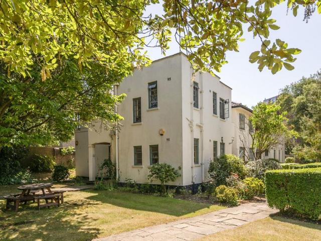 3 bedroom flat for sale