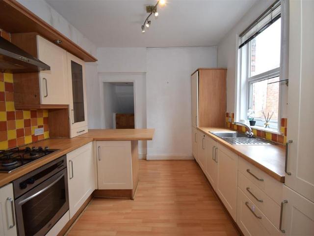 3 bedroom flat for sale