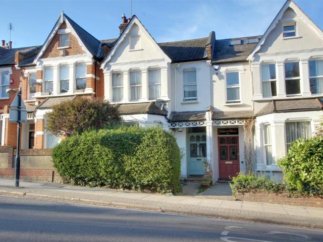 3 bedroom flat for sale