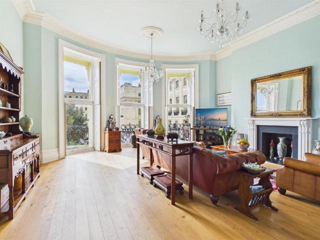 3 bedroom flat for sale
