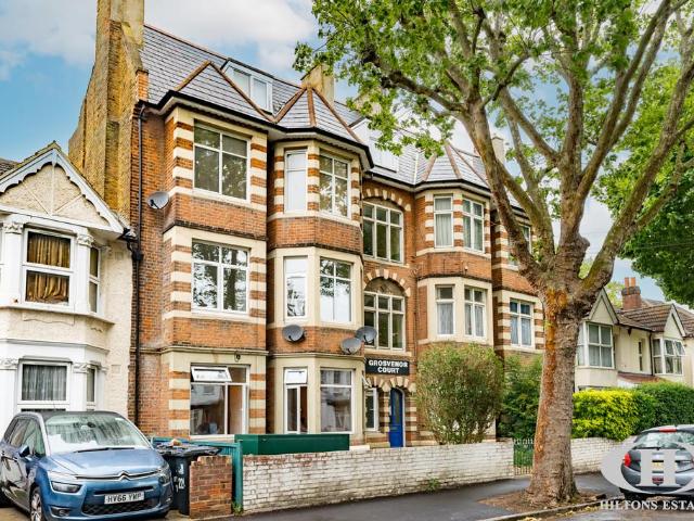 3 bedroom flat for sale