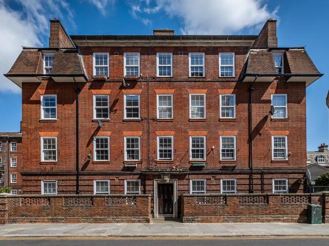 3 bedroom flat for sale