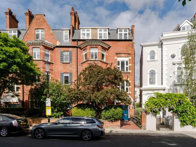 3 bedroom flat for sale