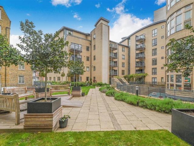 3 bedroom flat for sale