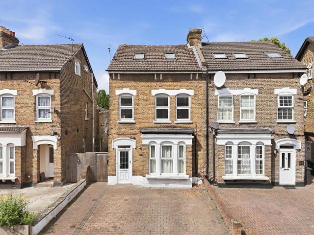 3 bedroom flat for sale